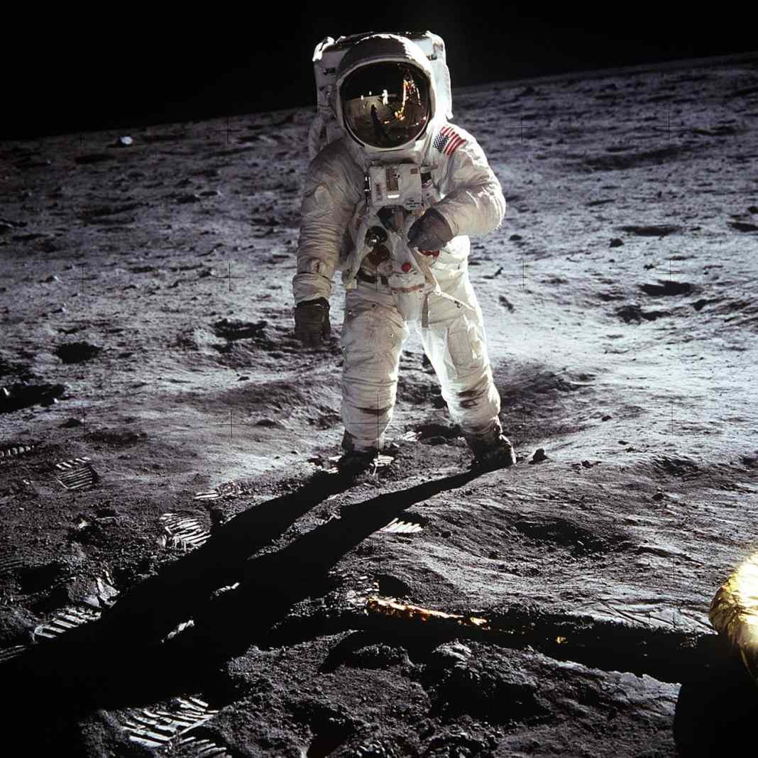 The Historic Journey of the Apollo Program: A Leap into Space - World ...